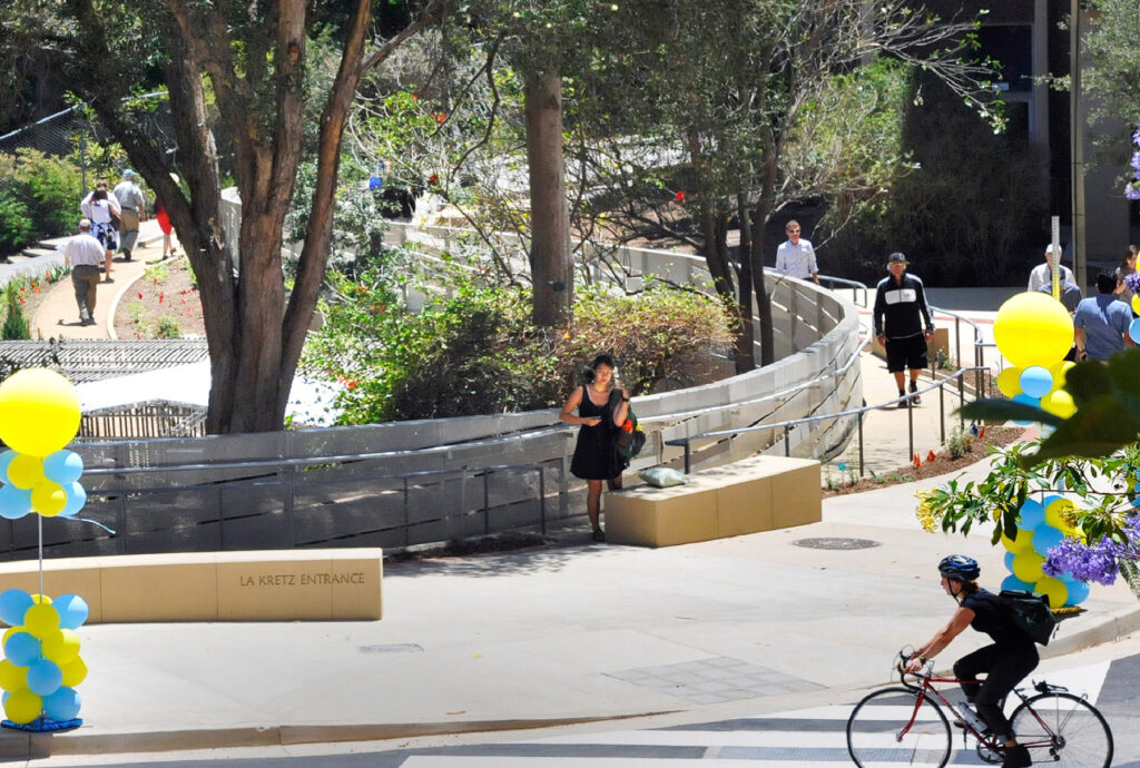 Clôture de sculptures de l'UCLA - NOWN